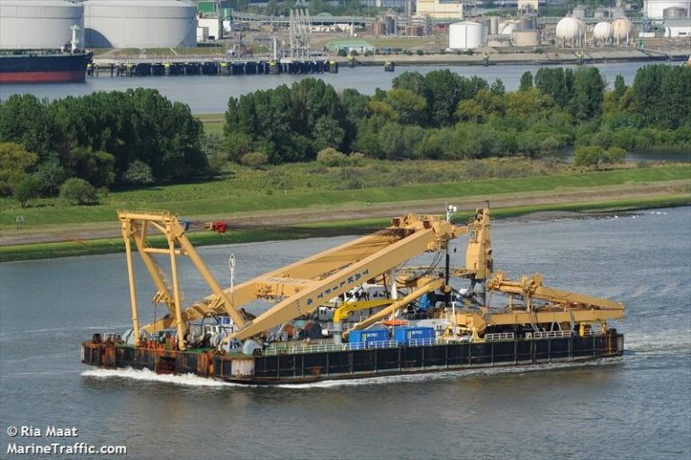 Taklift 4 2,200t吊 | Crane Vessels