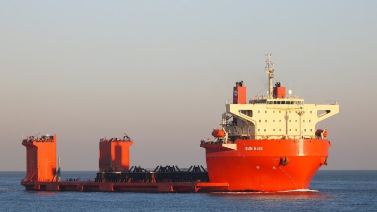 SUN SHINE 載荷重量 14,715t | Crane Vessels